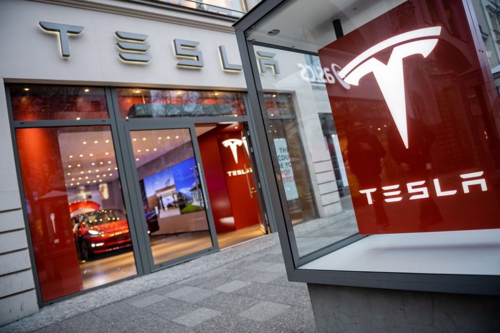 Industrie automobile: Tesla renonce à vendre exclusivement en ligne ...