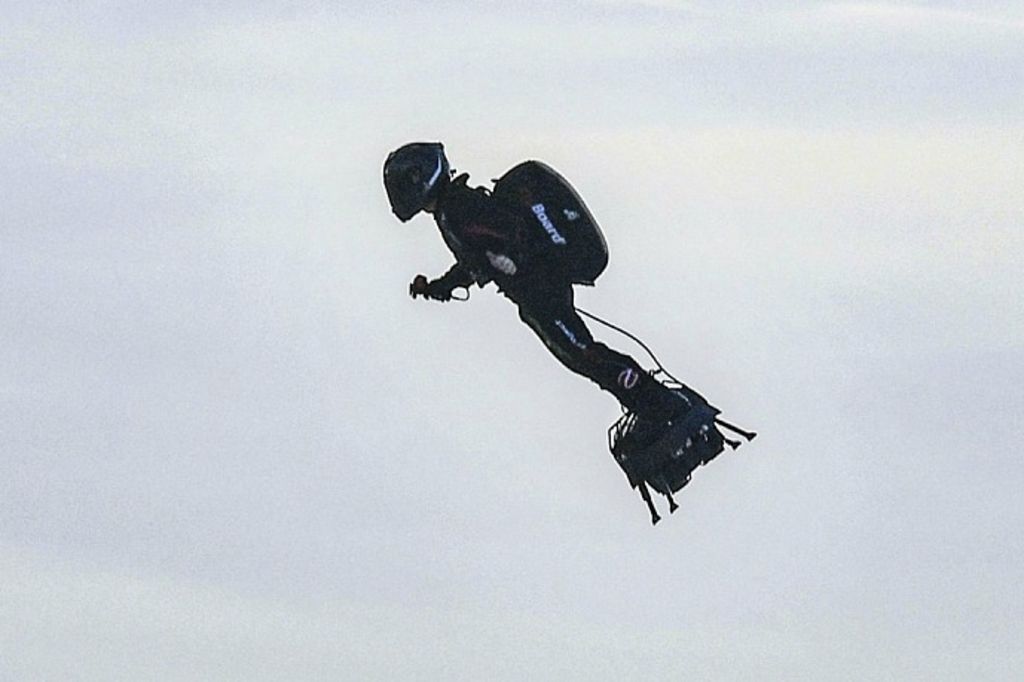 France: L'homme volant réussit sa traversée de la Manche - Le Matin