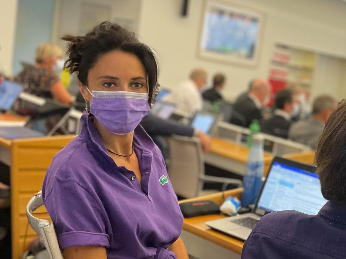 Jura - Une députée en violet pour une histoire de nombril - Le Matin