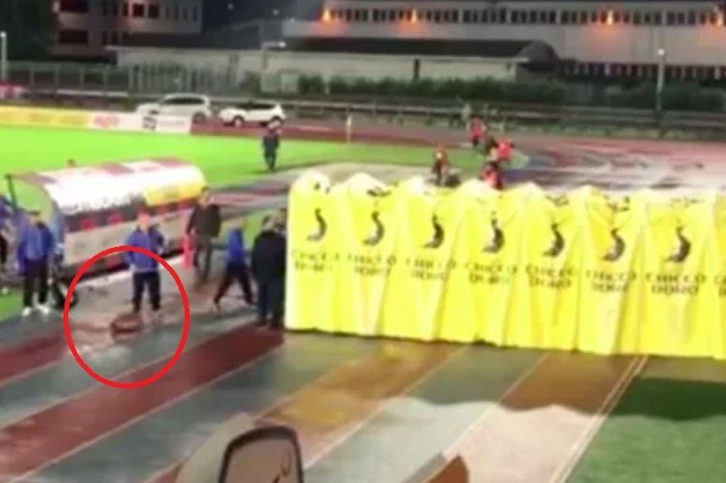 Football: Des fans de Chiasso envoient une valise à l'entraîneur - Le Matin