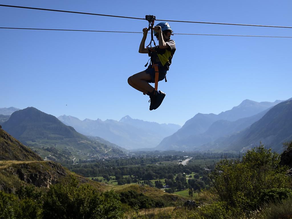 Glisser sur un filin – L’engouement pour les tyroliennes va croissant ...