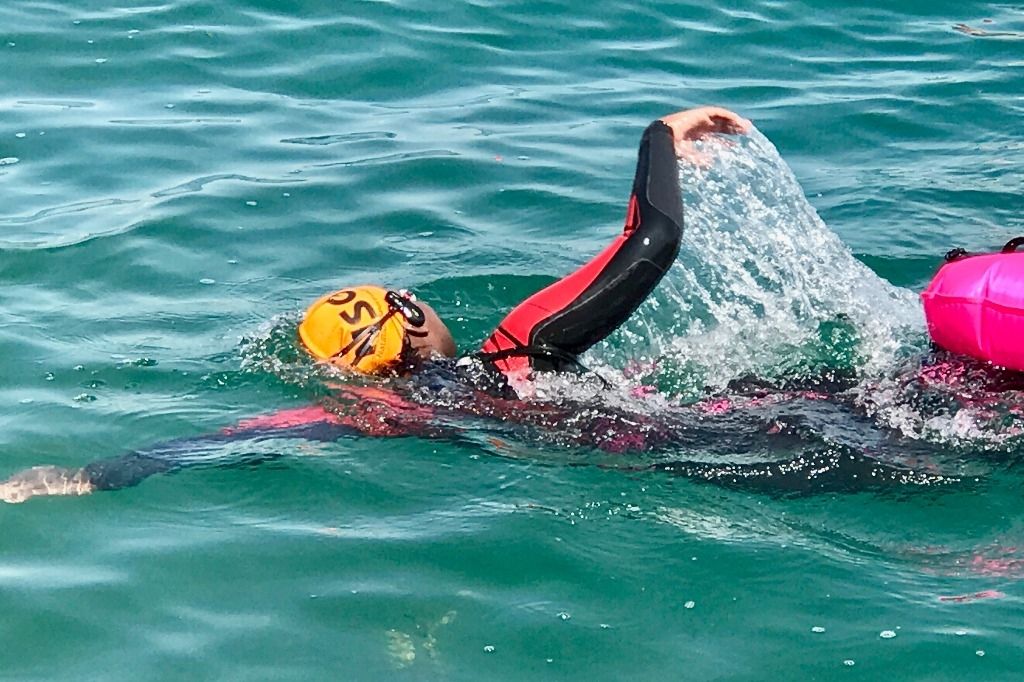 vidéo: Sara-Louise et Adrian traversent le lac Léman à la nage #1 - Le ...