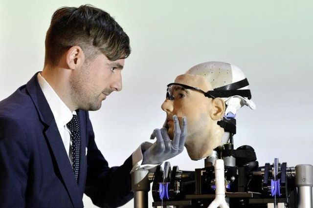 Sciences: Premier homme bionique: notre interview de Bertolt Meyer - Le ...