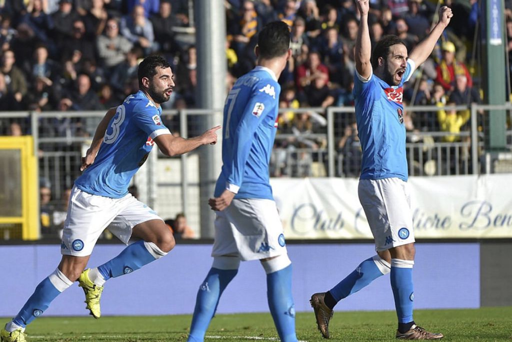 Football: Naples nouveau leader du championnat d'Italie - Le Matin