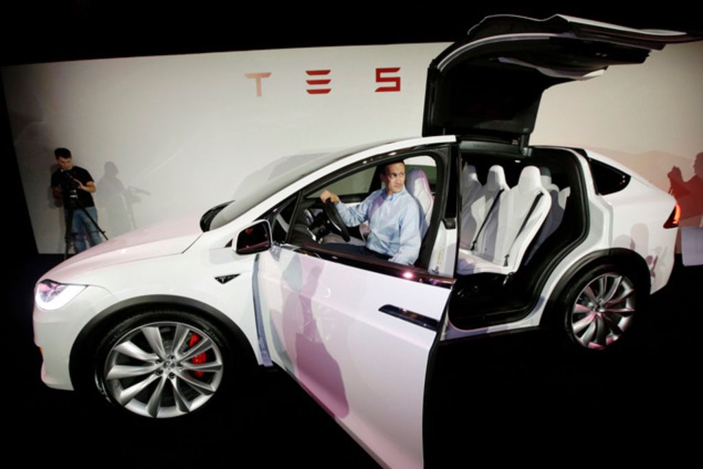 Automobile: Tesla dévoile enfin son 4x4 Model X - Le Matin