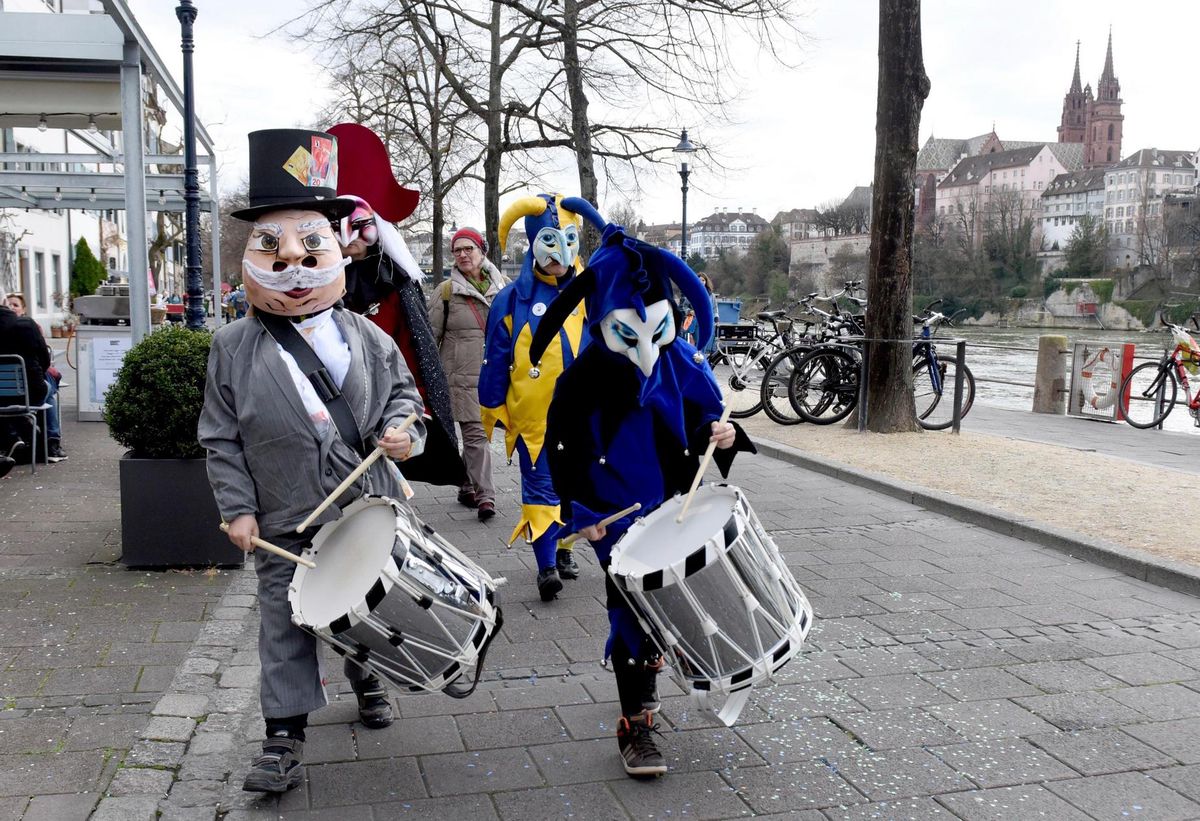 Larven, Schnitzelbänke, Laternen – Das hat der Fasnachts-Spaziergang in ...