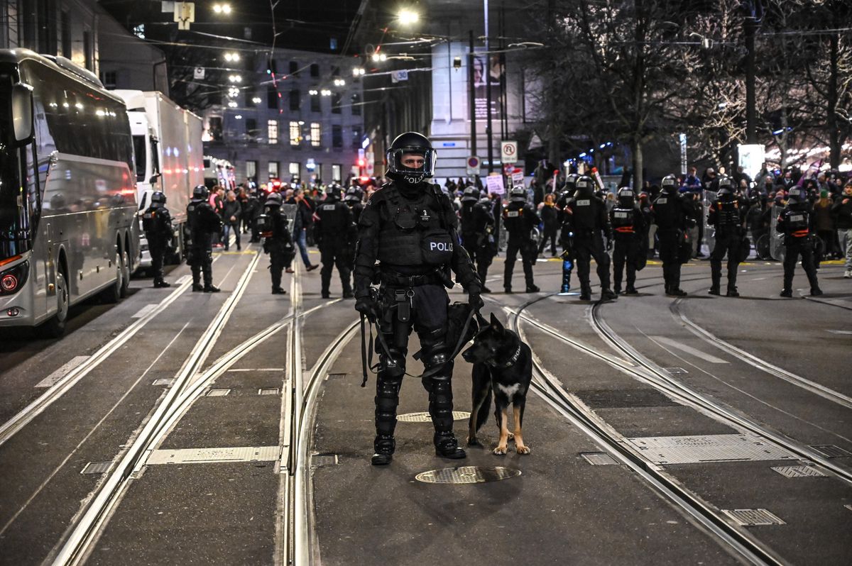 Weil Basel im Geld schwimmt: SVP will mehr Lohn für Polizei – und ...