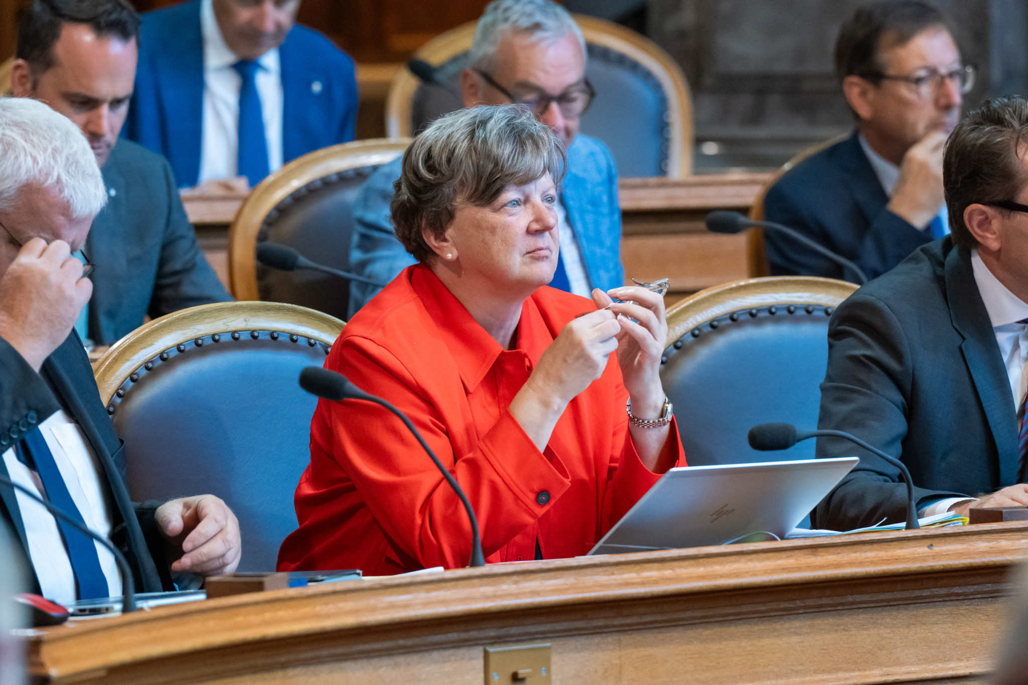 Mariage: le Parlement autorise à nouveau les doubles noms