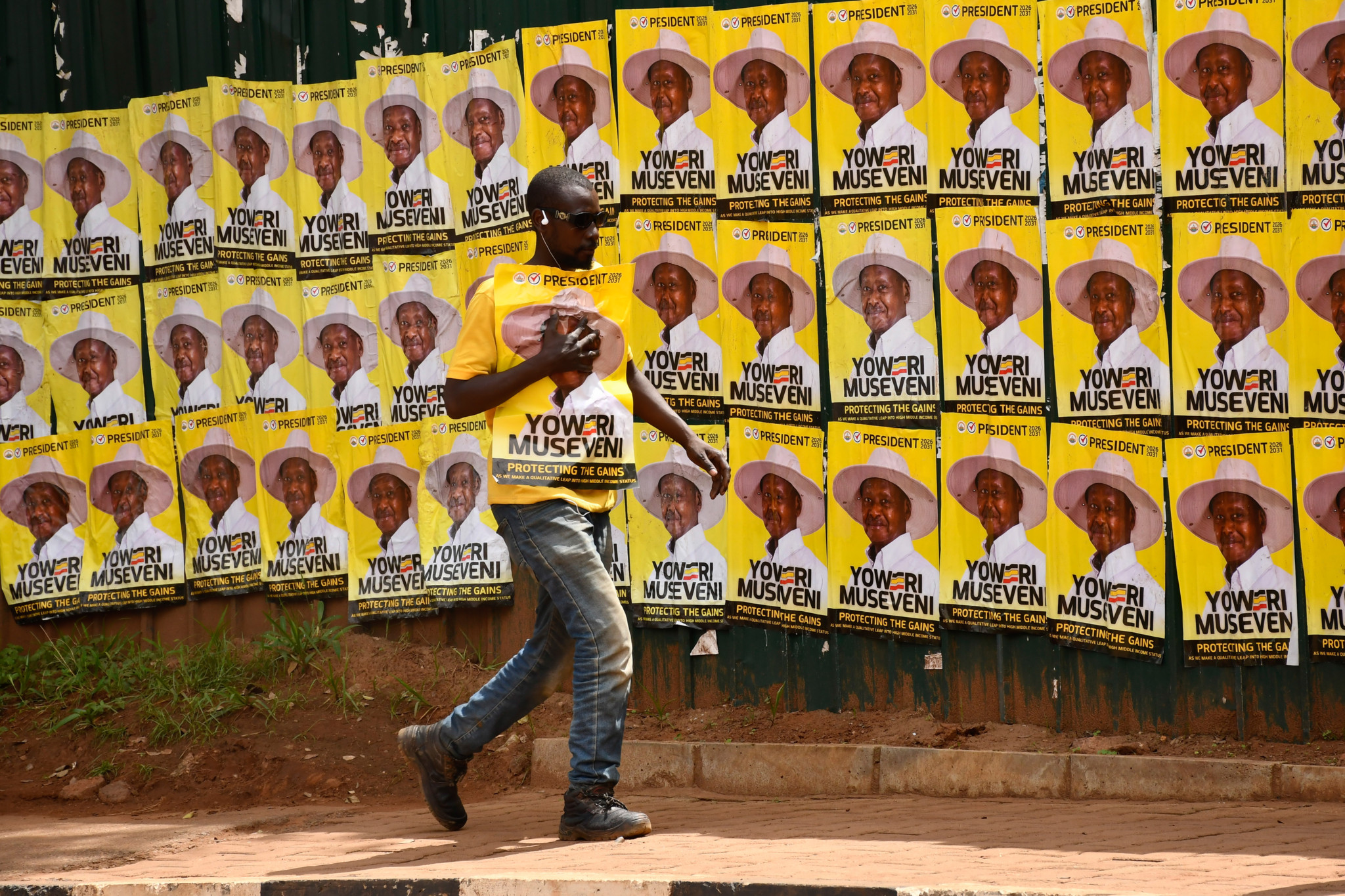 Ouganda: pannes techniques et tensions perturbent les élections
