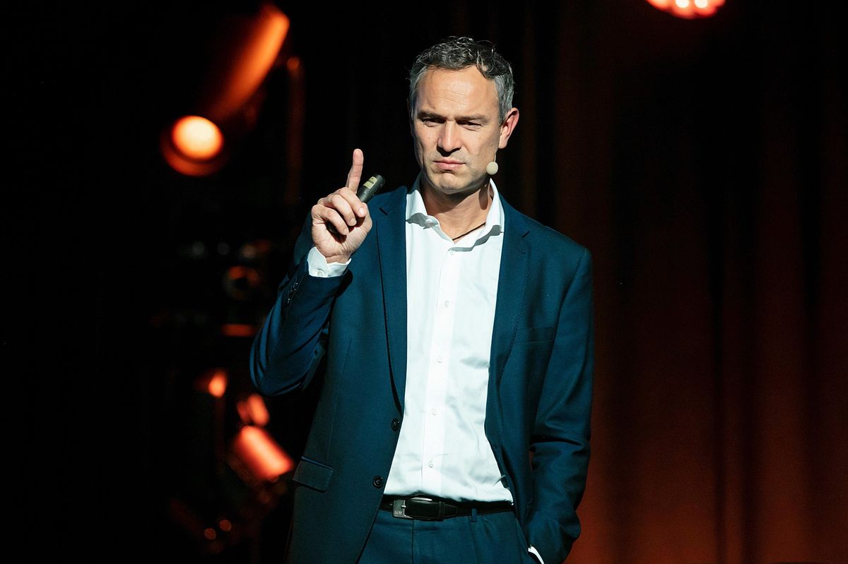 Leitartikel zu Verschwörungsmythen: Daniele Ganser soll seine Tricks im ...