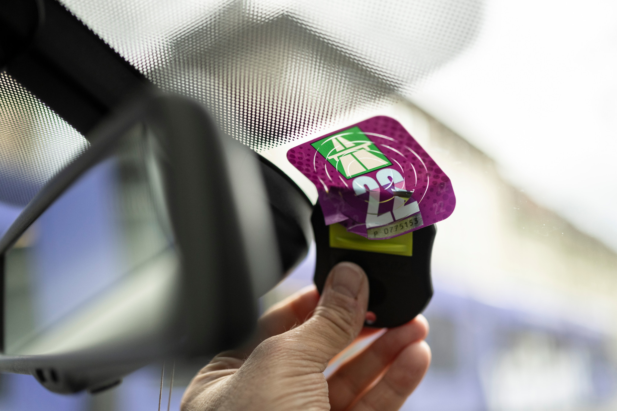 Autoroutes suisses: Que change le passage à la vignette électronique ...