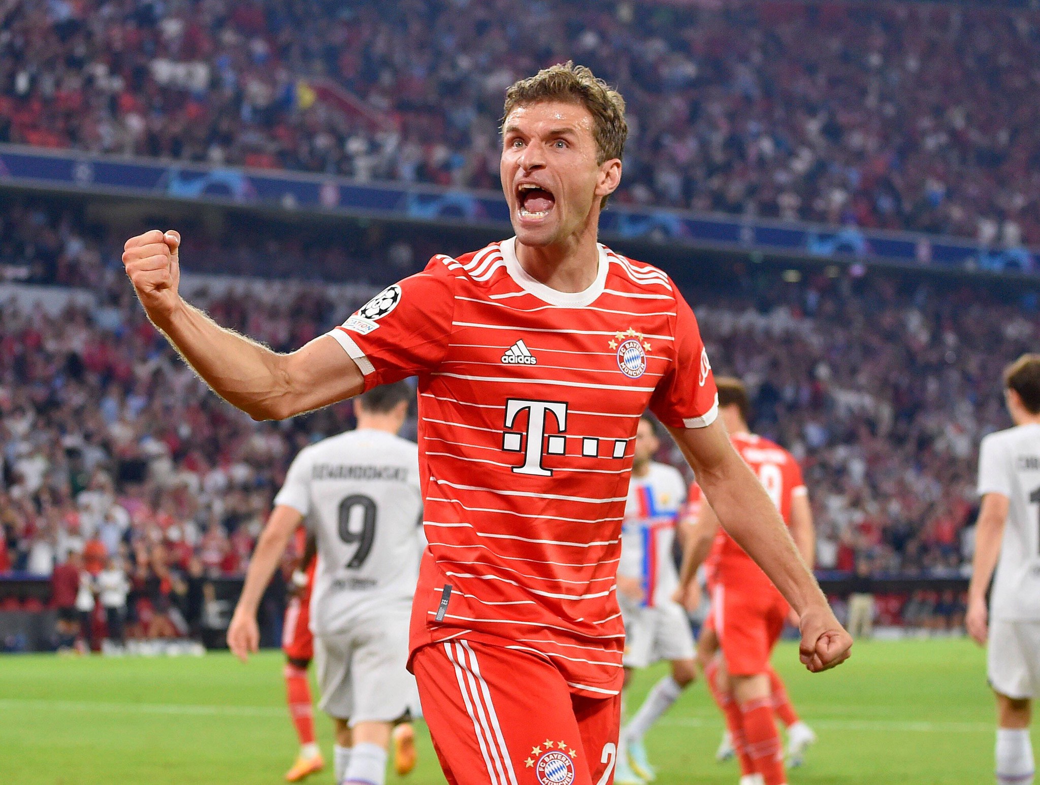 Bayern München: Während Spiel – Fußball-Star Thomas Müller wird an ...
