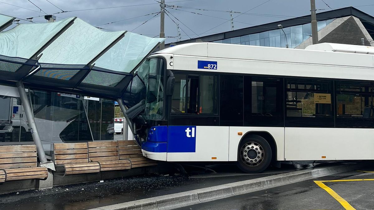 Lausanne: Un bus TL enfonce un abribus de la Blécherette - Le Matin