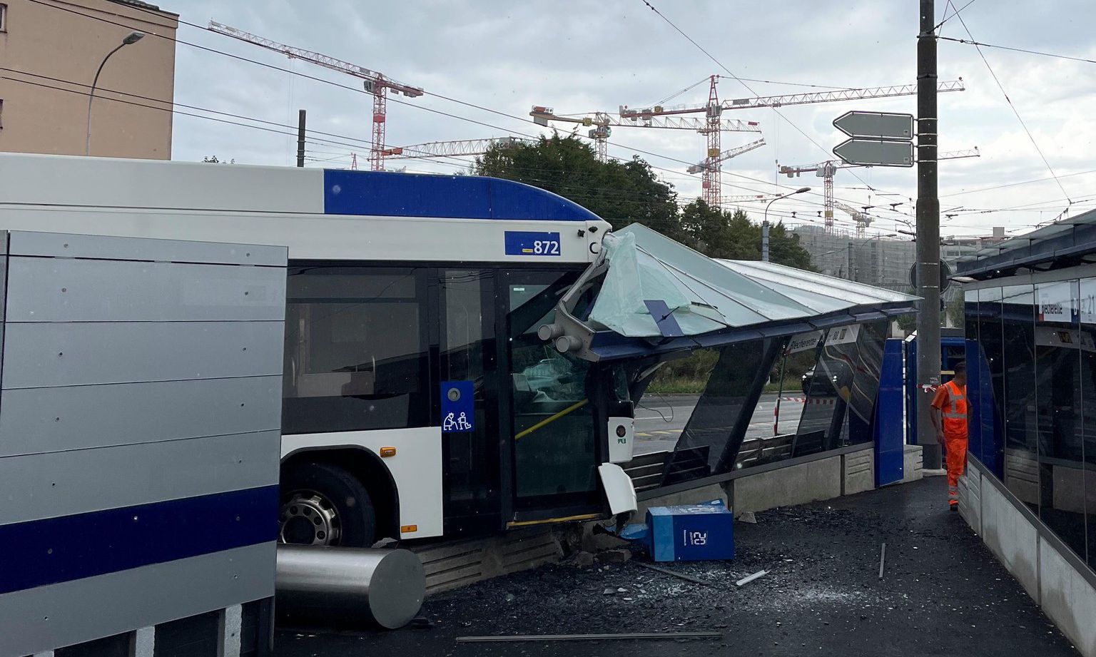 Accident à Lausanne: Un bus TL de la ligne 88 défonce un abri | 24 heures