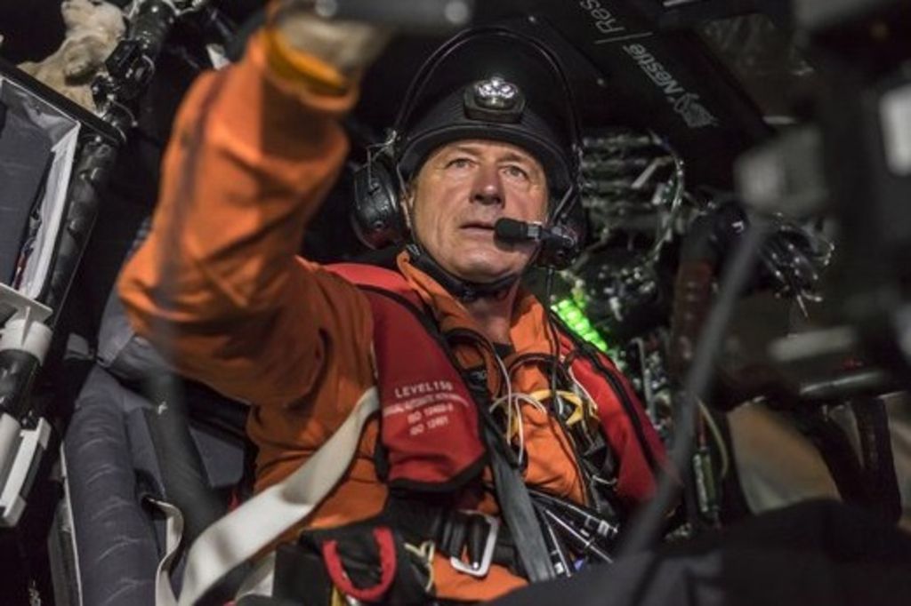 Avion solaire – Solar Impulse bat le record de vol en solitaire ...