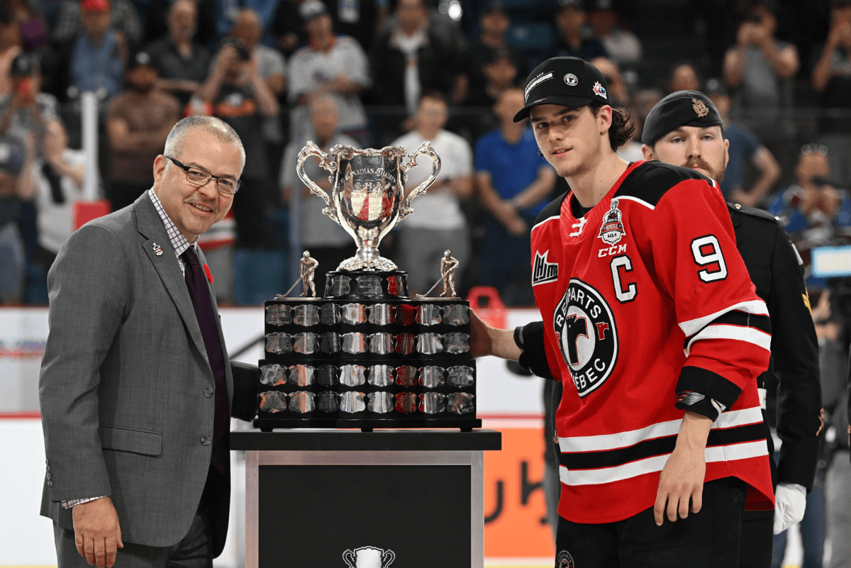 Hockey sur glace : Théo Rochette remporte la Coupe Memorial au Canada ...