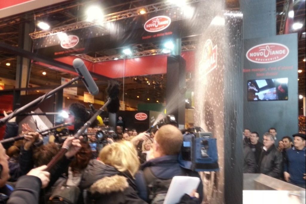 Paris: Le stand Charal pris pour cible par des éleveurs - Le Matin