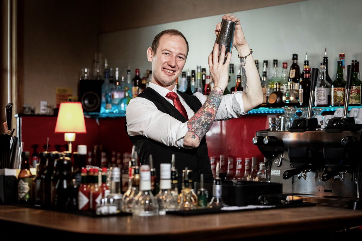 Drinks mixen mit Entertainment: 10 Fragen an den Barkeeper des Jahres ...