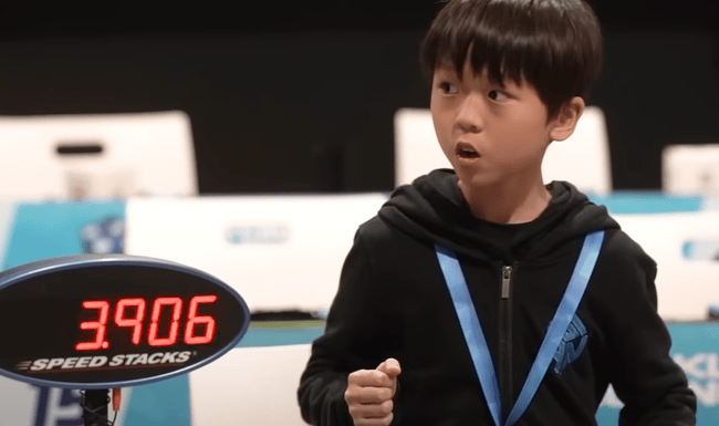 4,69 Sekunden: Wunderkind Yiheng pulverisiert den Weltrekord im Speedcubing - L'essentiel