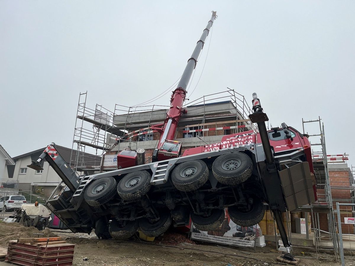 Unfall im Laufental: Kran kracht auf Gebäude | Basler Zeitung