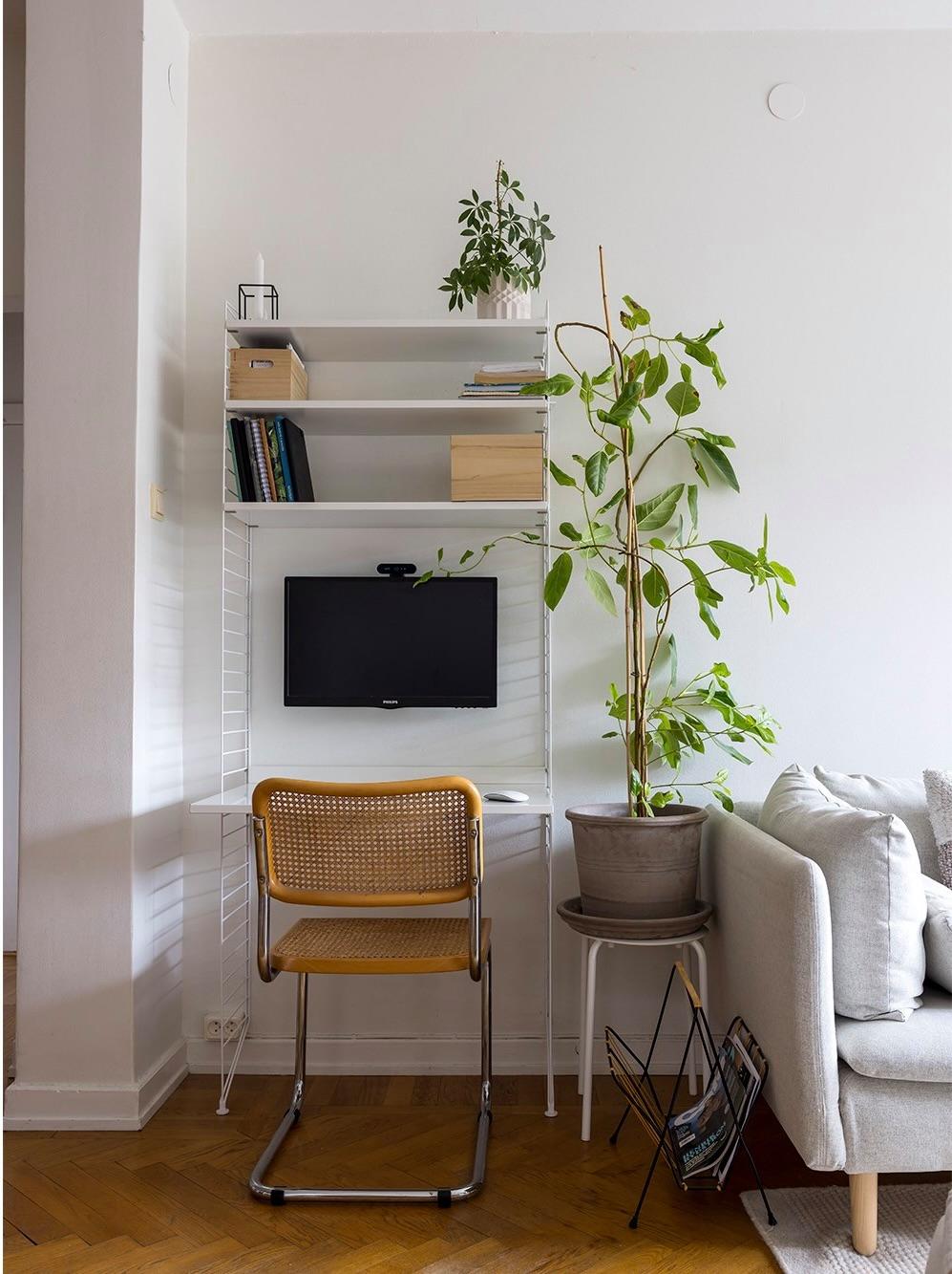 Ein Pult zwischen Sofa und Wand. Foto über: Bolaget