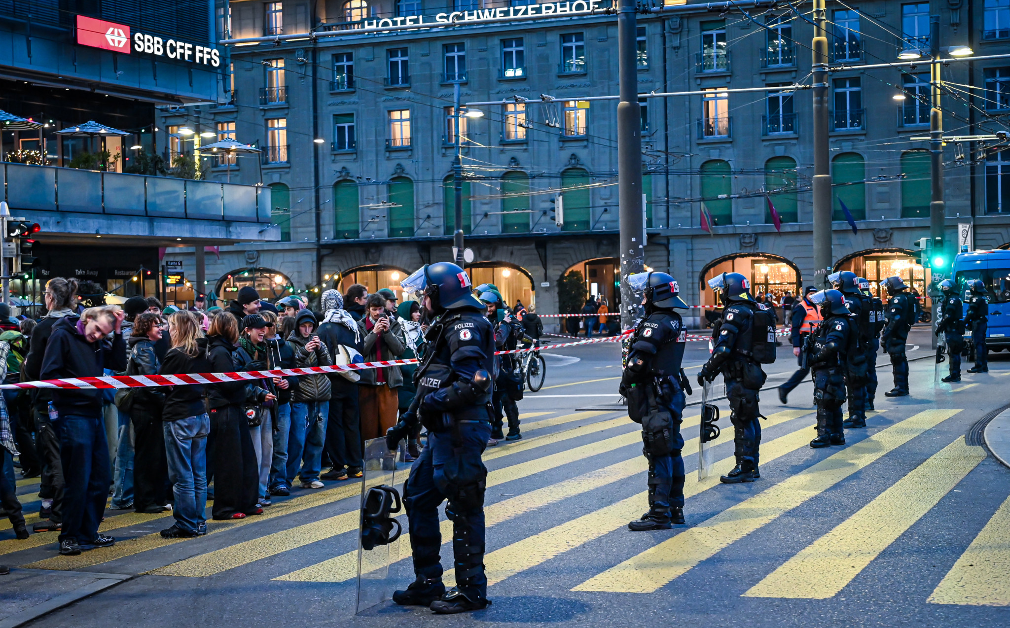 Anti WEF Demo Bern: Linksautonome protestieren in der Stadt