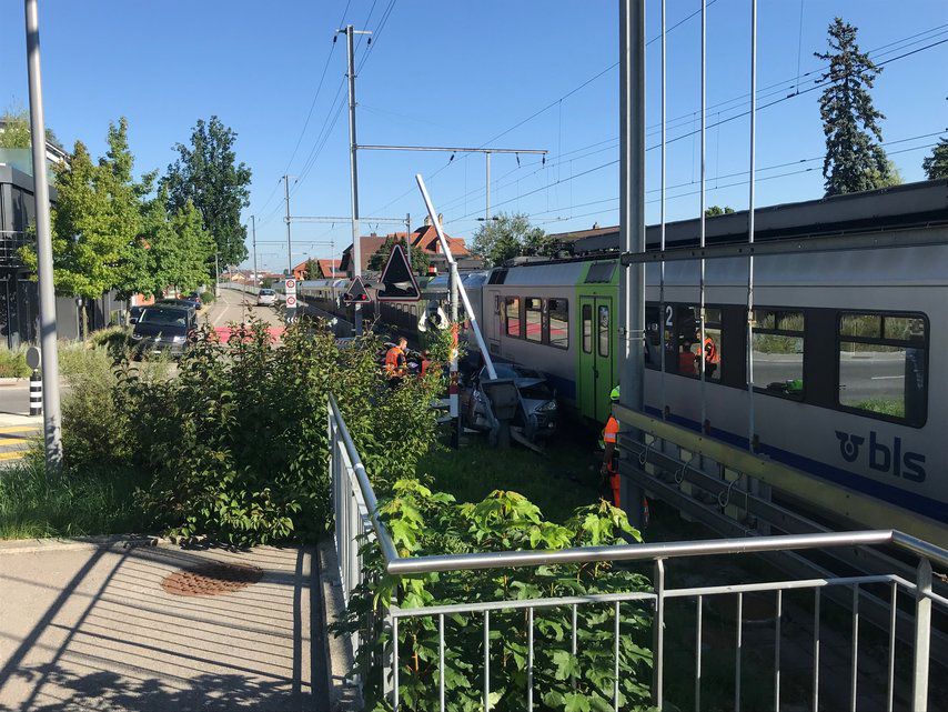 BLS-Zug stösst mit Auto zusammen | Berner Zeitung