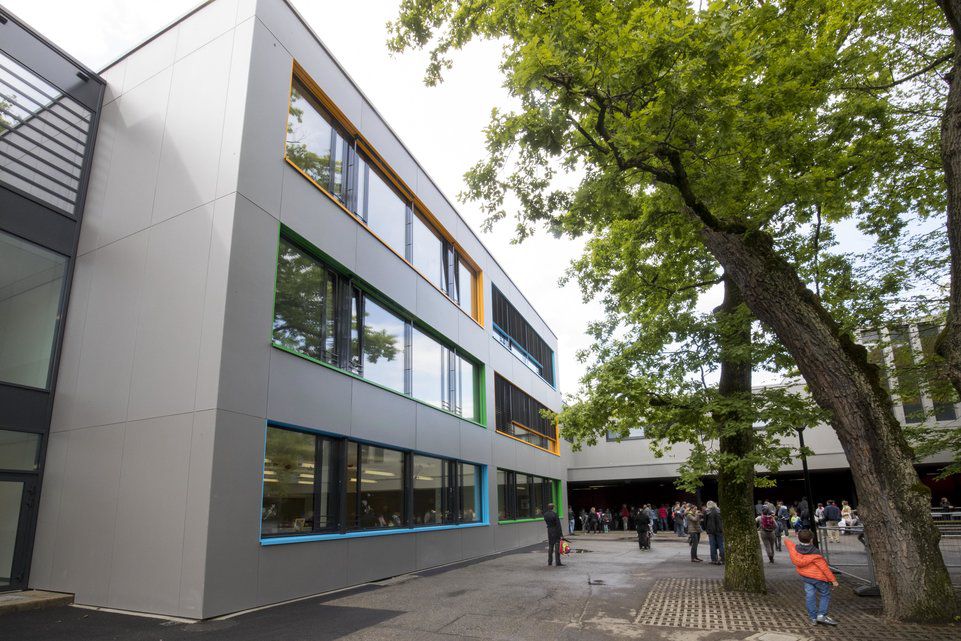 Les élèves des Crêts-de-Champel récupèrent leur école | Tribune de Genève