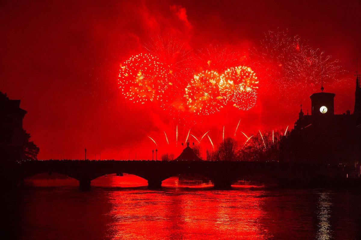 Silvester 2022/23 in Zürich: Erst gingen die Lichter aus, dann schossen ...