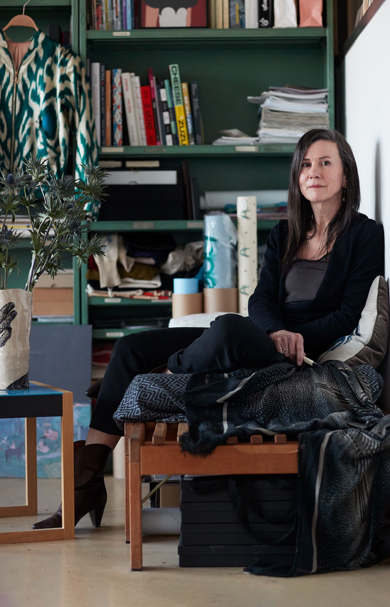 Images en papier découpé : Anna Sommer se glisse dans une chambre d ...