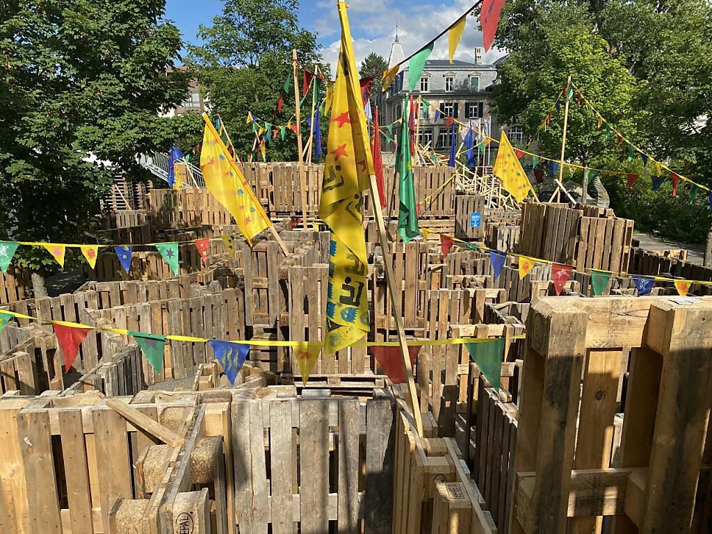 Im Berner Museumsquartier - Kinder bauen Irrgarten aus 1000 Paletten ...