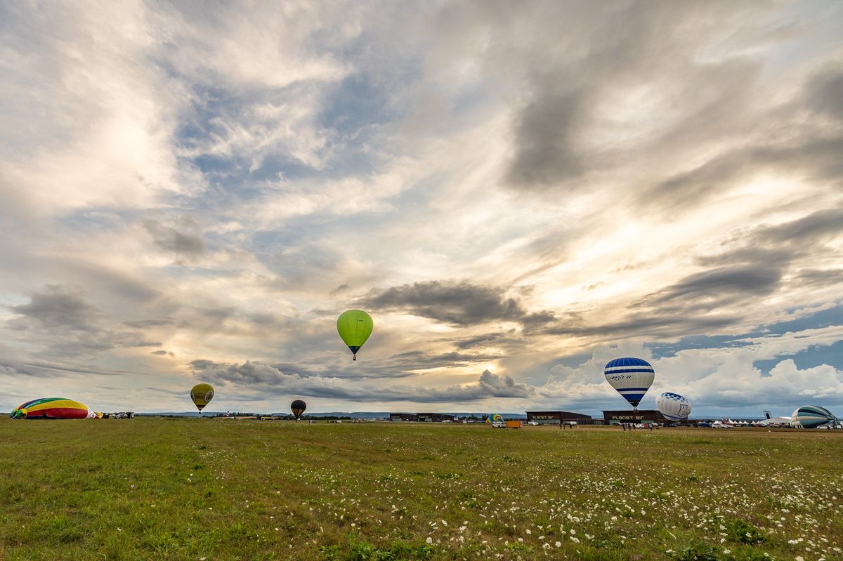 Großregion: Buntes Treiben füllt den Himmel beim Heißluftballon ...