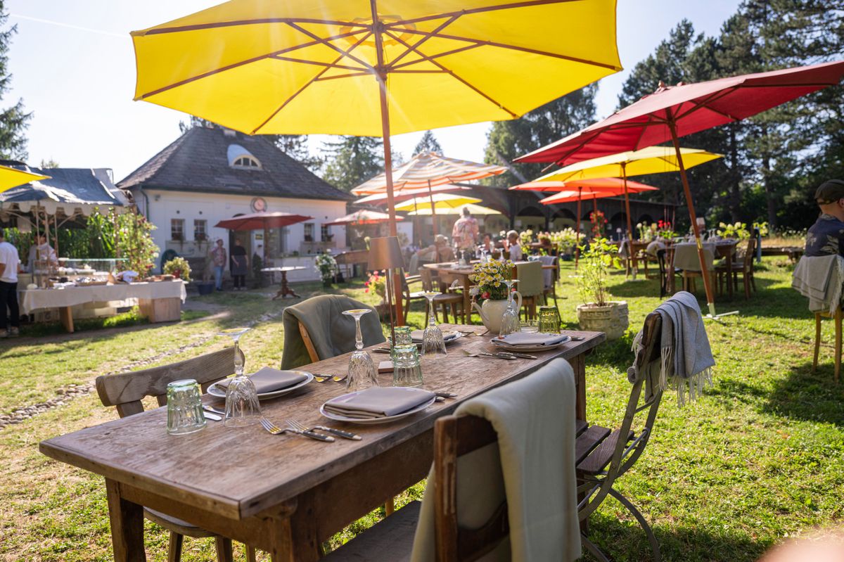 Freiluftessen im Berg 8044: Bei dieser Tavolata fühlt man sich wie in ...