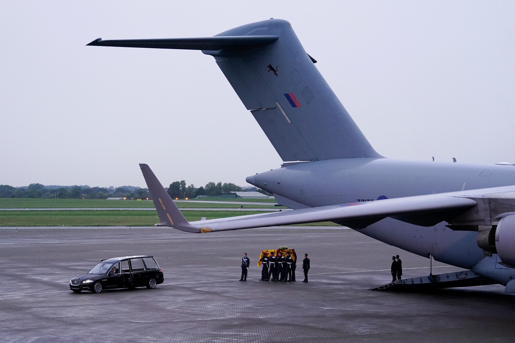 L’avion transportant la reine devient le vol le plus suivi au monde ...