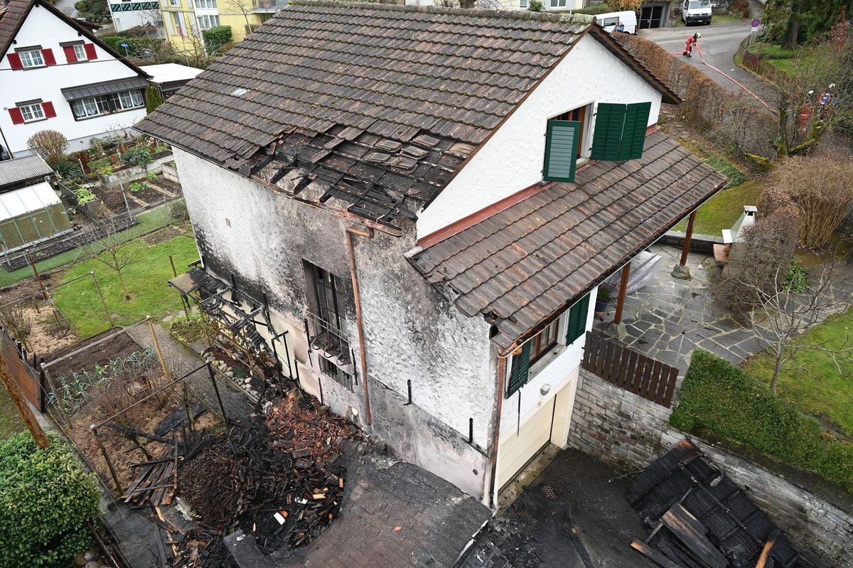Brand in Dübendorf: Feuer in Schopf greit auf Wohnhaus über | Tages ...