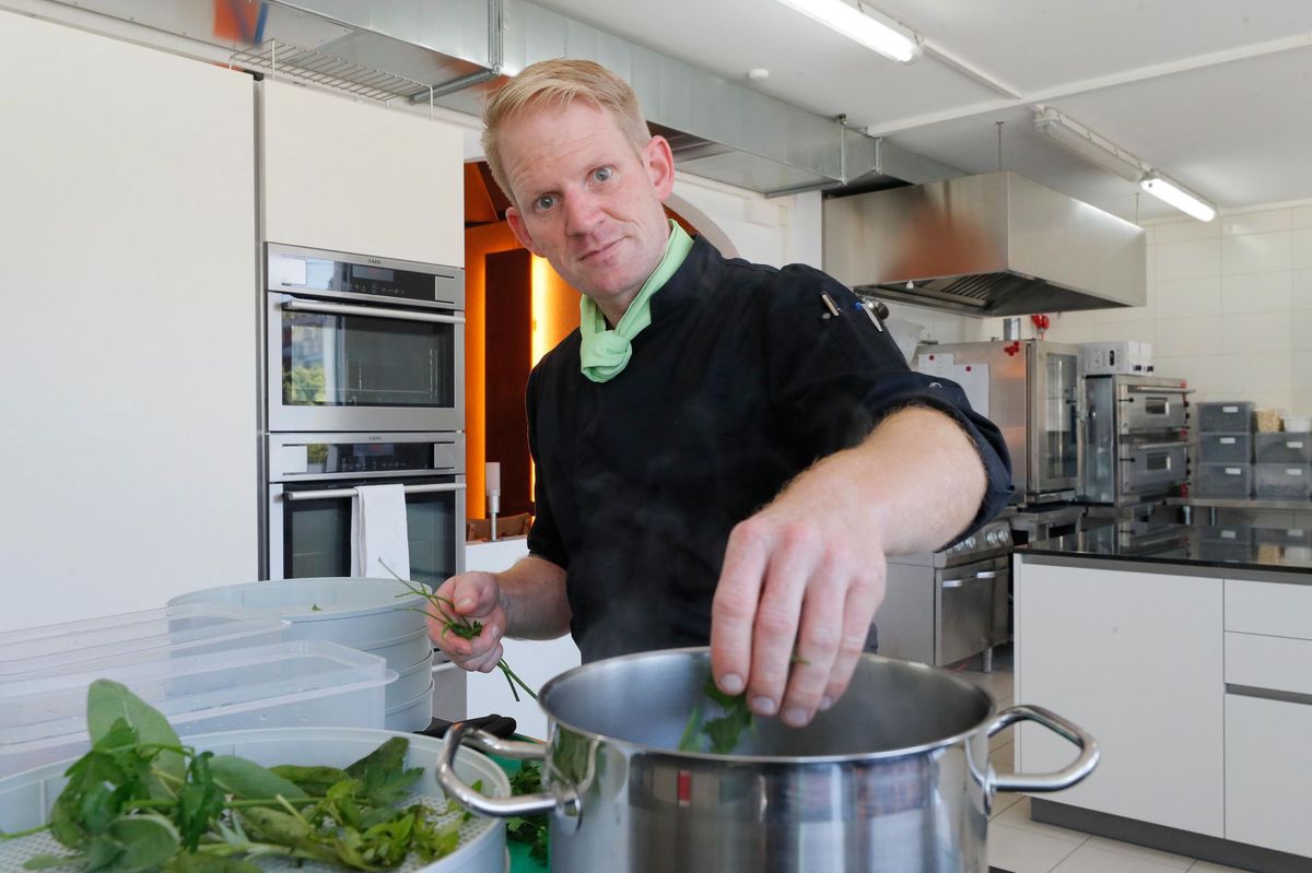 Koch tüftelt in Produktionsküche in Steinmaur an neuen Rezepten | Tages-Anzeiger