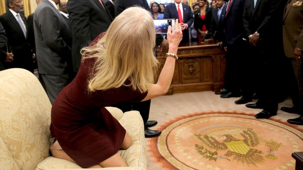Trump-Beraterin rechtfertigt Sofa-Foto | Der Bund