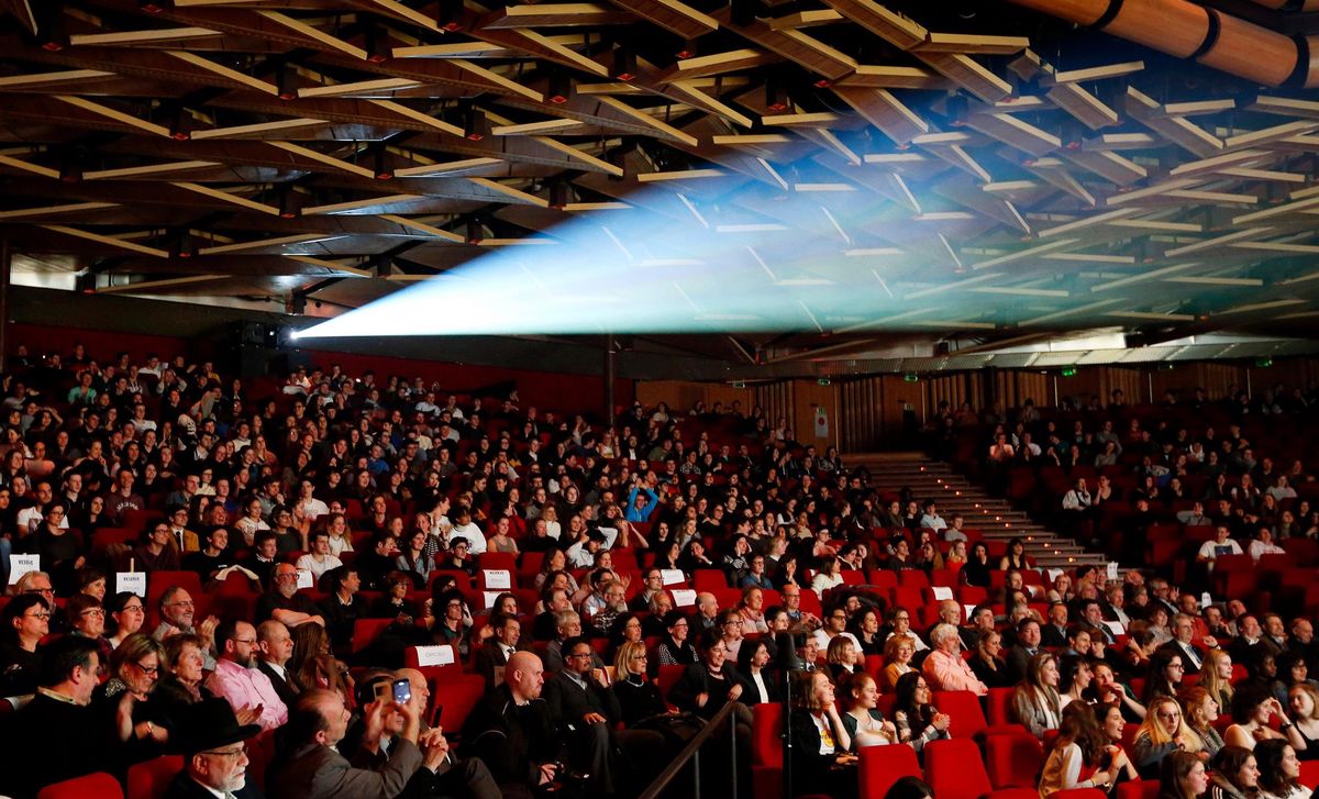 La loi et vous: Existe-t-il des restrictions d’âge pour le théâtre ...