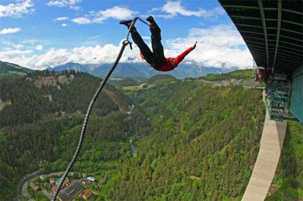 Saut à l’élastique: une Brésilienne de 21 ans meurt non attachée