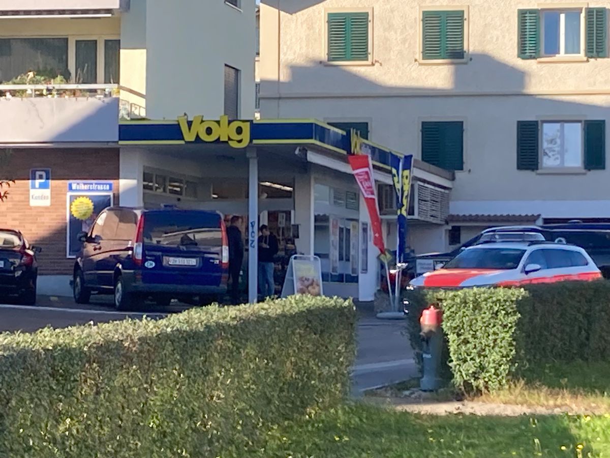 Viel Polizei in Rieden: Volg-Filiale in Wallisellen überfallen