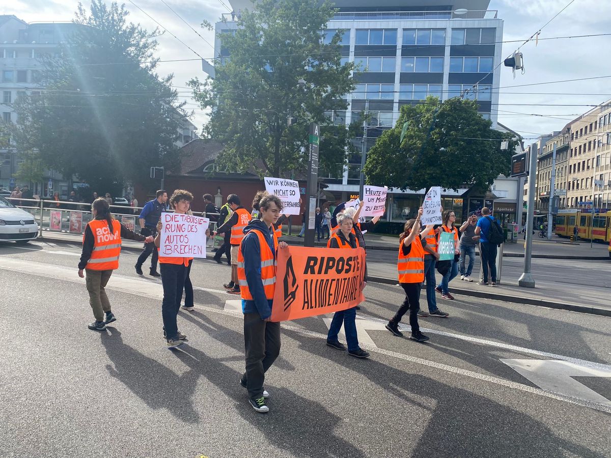 Protestaktion am Aeschenplatz: Umweltaktivisten blockieren Abendverkehr ...