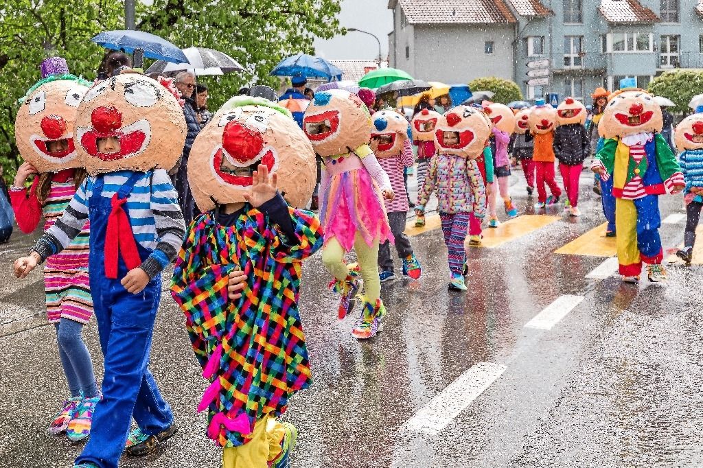 Grauer Tag, bunter Umzug | Berner Zeitung