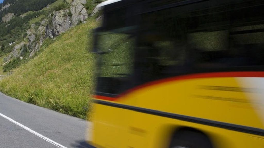Postauto-Chauffeur bricht während der Fahrt zusammen und stirbt | Der Bund