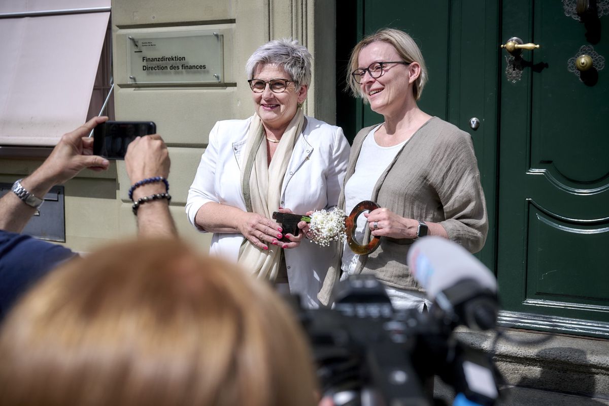 Beatrice Simon an Astrid Bärtschi: Berner Finanzdirektorin übergibt ...