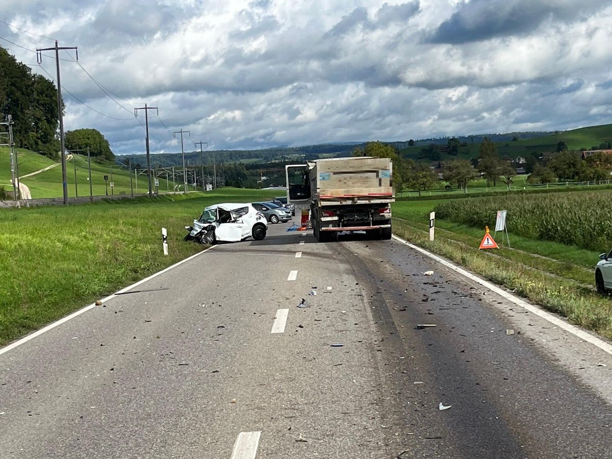 Tödlicher Unfall in Eglisau: Auto gerät auf Gegenfahrbahn und rammt Lastwagen | Tages-Anzeiger