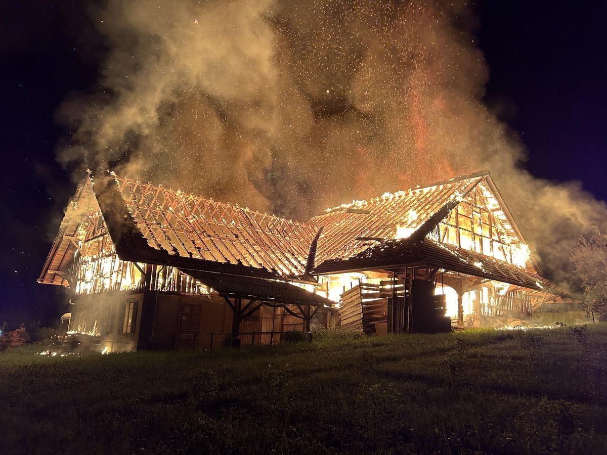 Feuer in Bonstetten war nicht zu stoppen: Wohnhaus mit Scheune brennt komplett nieder | Tages ...