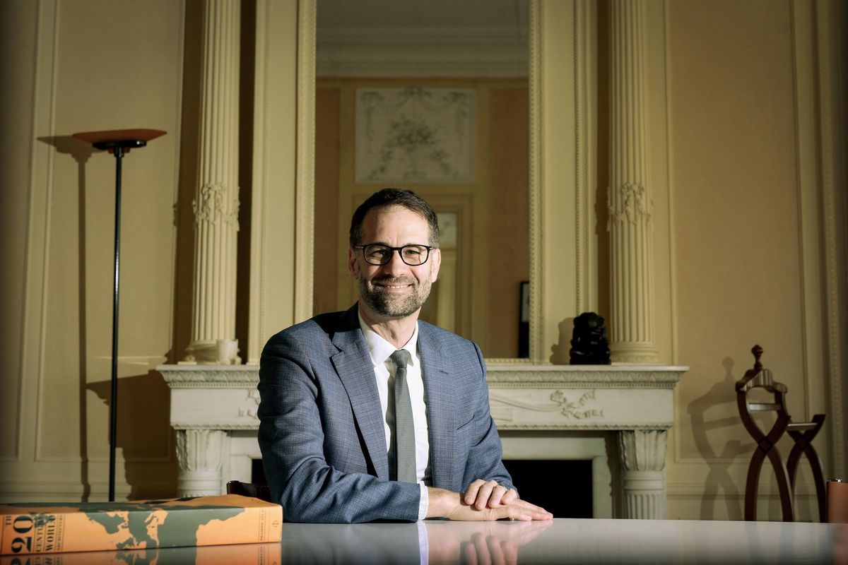 Polémique – Antonio Hodgers joue au mannequin pour une boutique pour ...