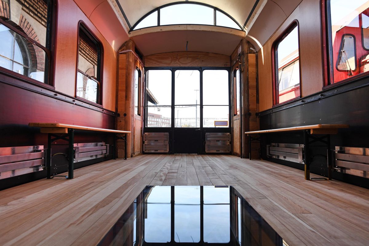 Familie baut historischen Zug um: In ihren eigenen Bahnwaggon steckten ...