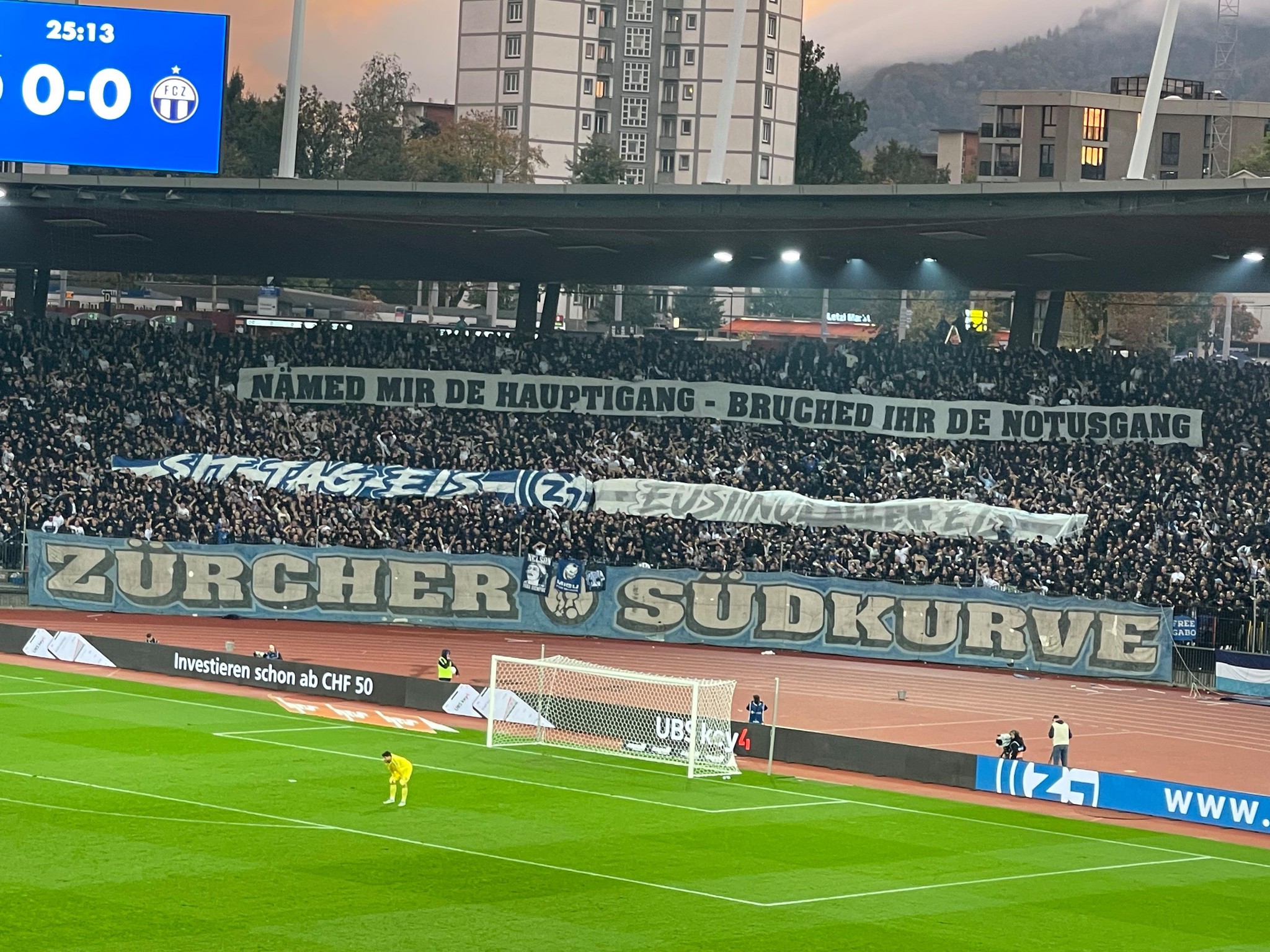 Zürcher Derby: FCZ-Fans präsentieren das geklaute Banner | Tages-Anzeiger