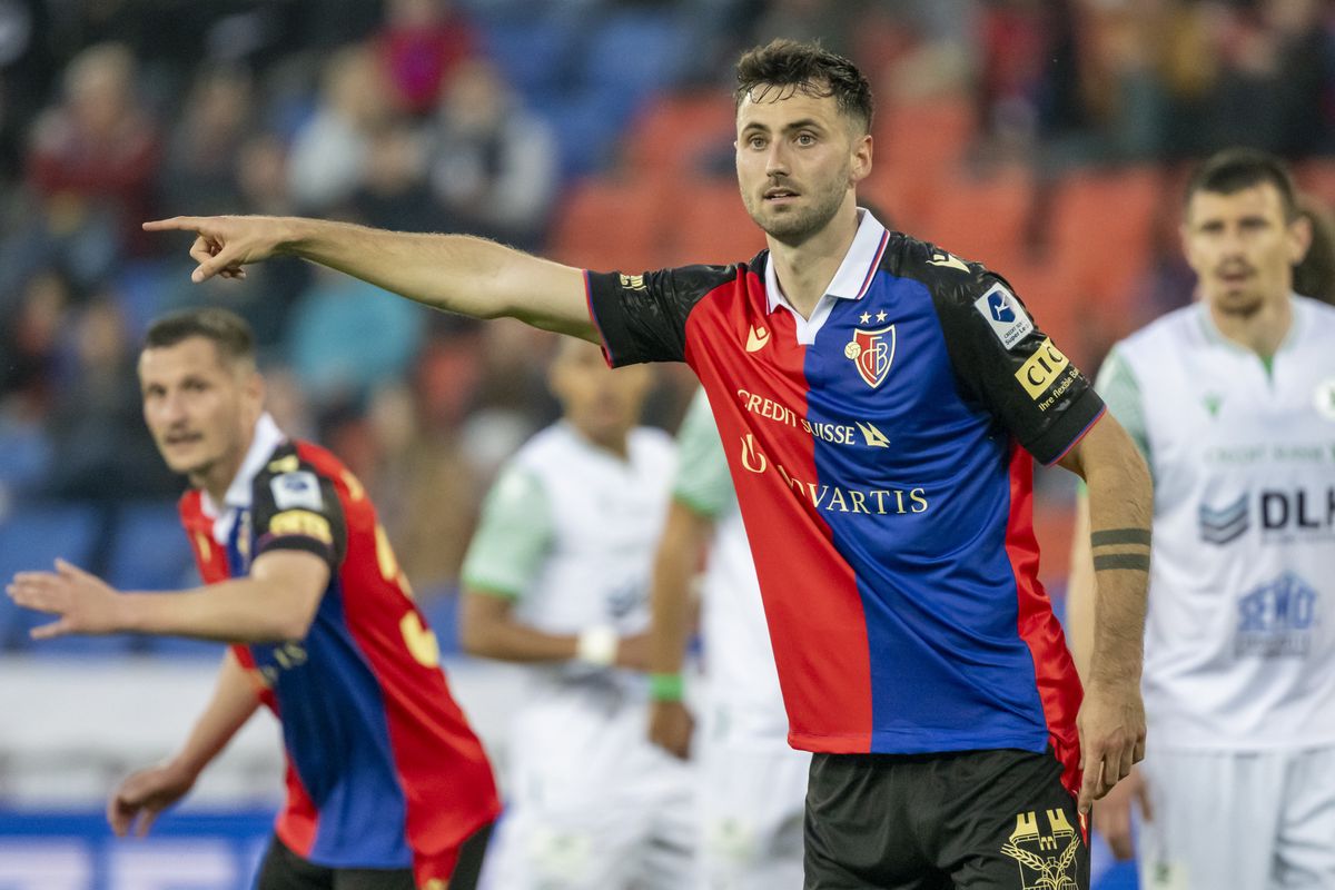 FC Basel: Dominik Schmid ist im Team der Super-League-Saison | Basler ...
